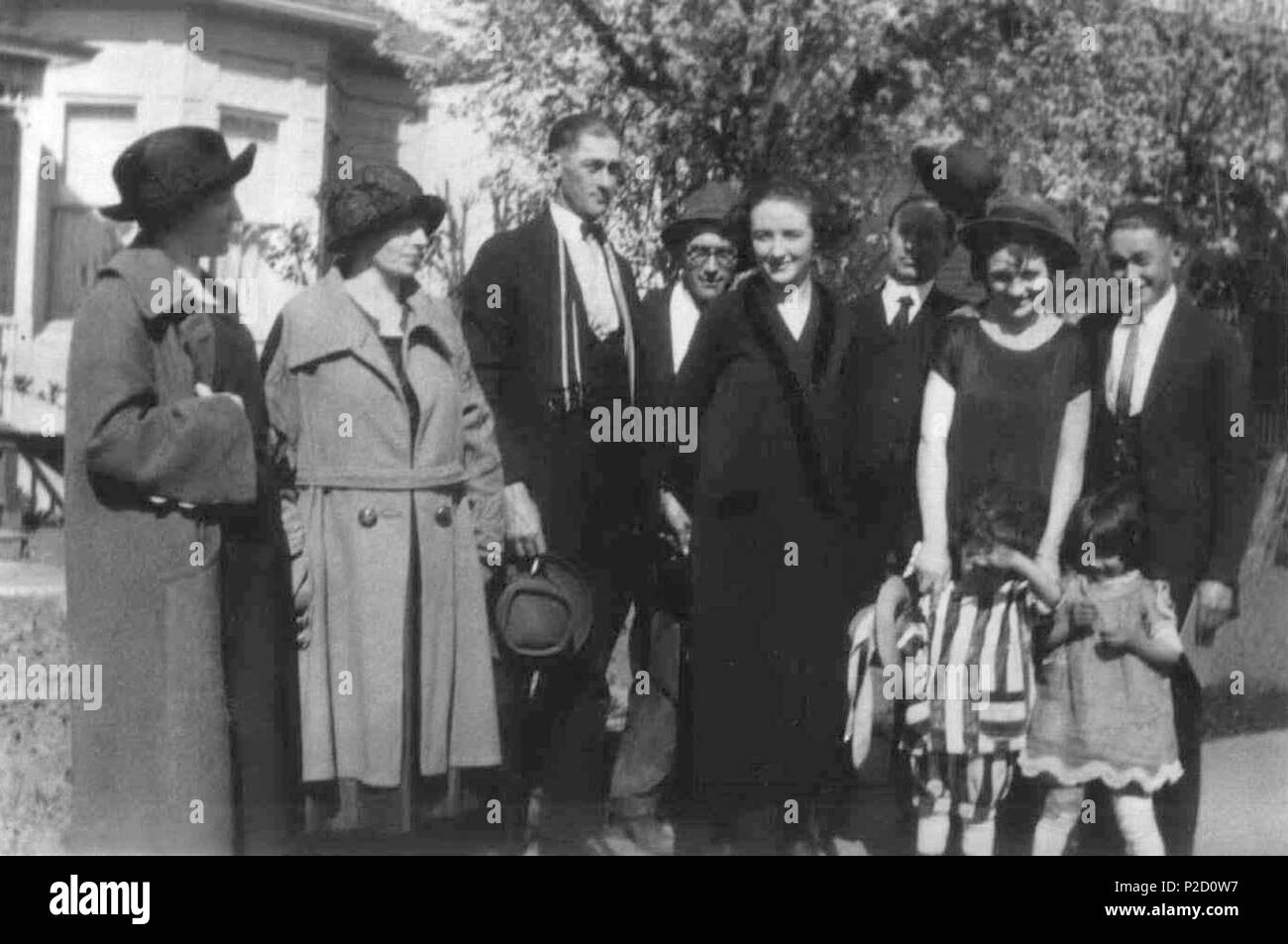 . English: The Classen Family in front of the family house. Historical ...