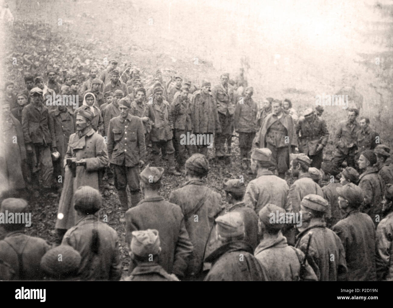 29 Komandant Danilo Lekić govori borcima uoči proboja na Sutjesci Stock ...