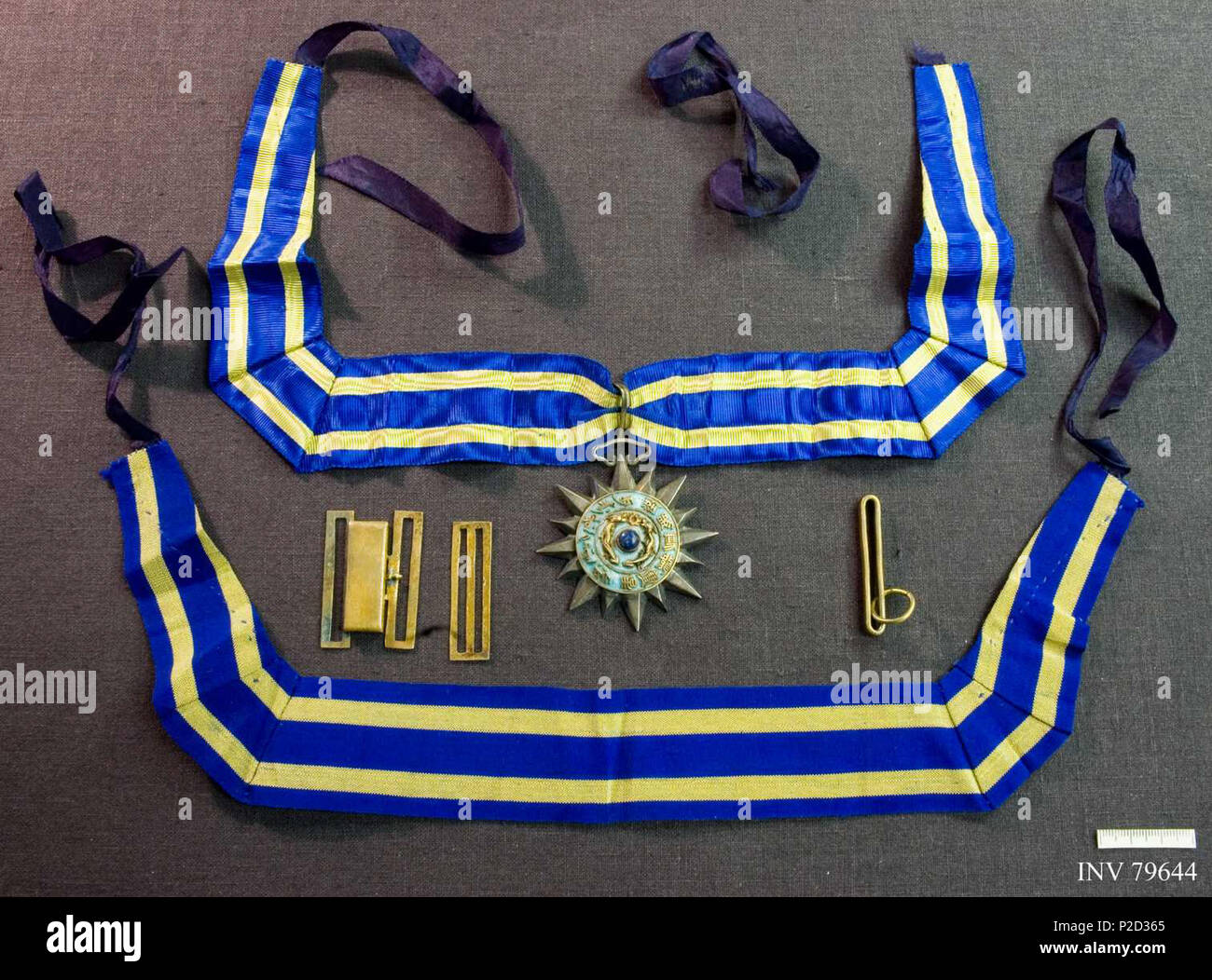 . English: Insignia of the Order of the Double Dragon, China. 4th class ...
