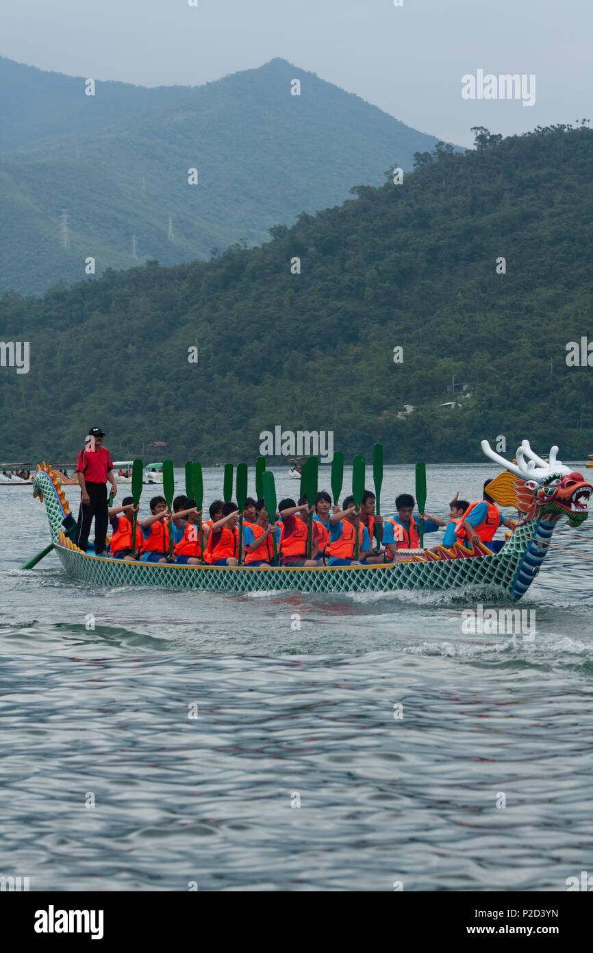 Chinese Men Rowing Boat High Resolution Stock Photography and Images ...