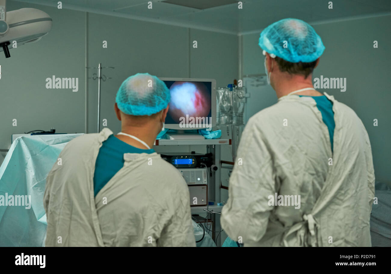 Surgical team in operating theatre hi-res stock photography and images ...