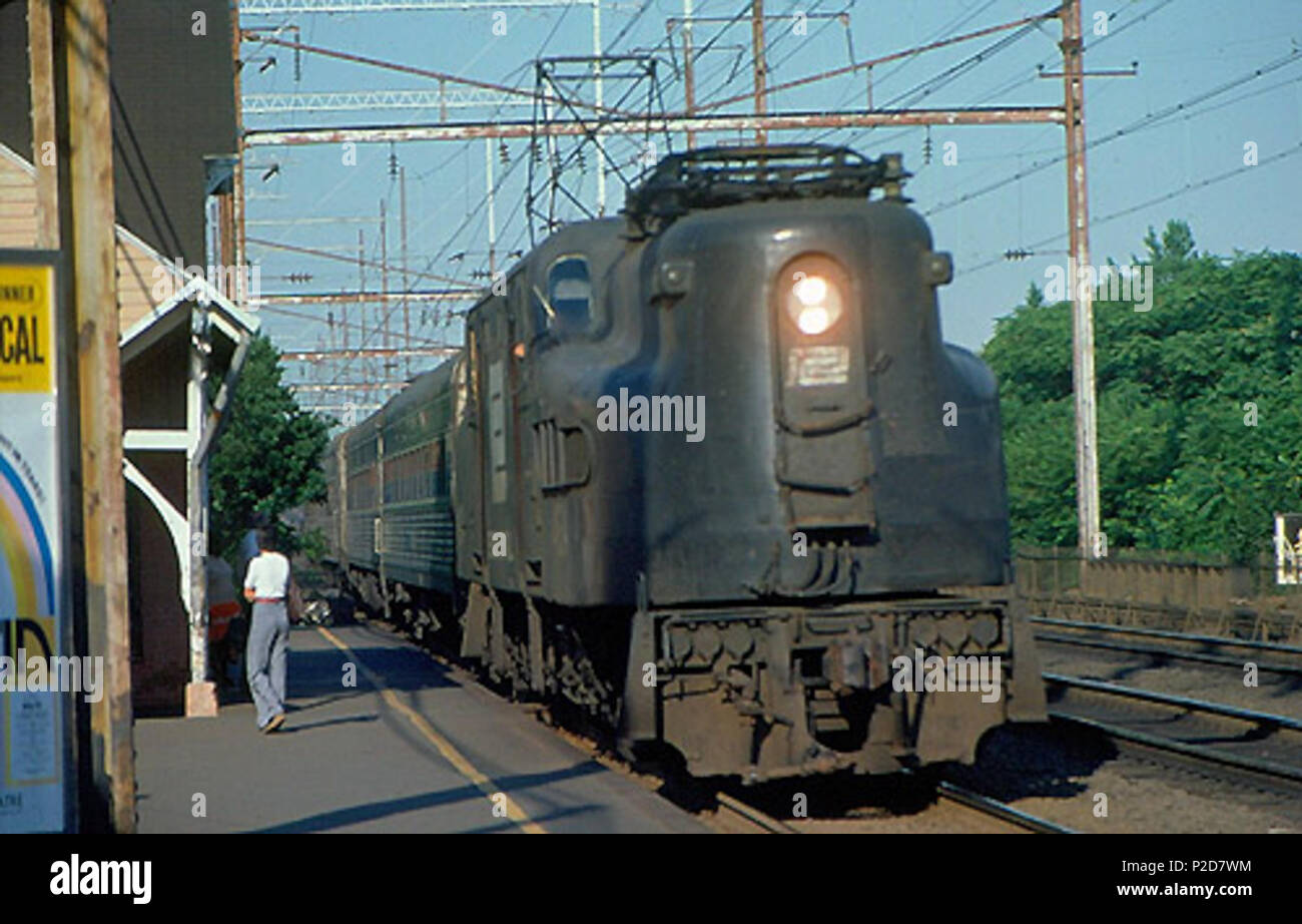 . English: Am Amtrak GG1, still in Penn Central regalia, at Metuchen ...