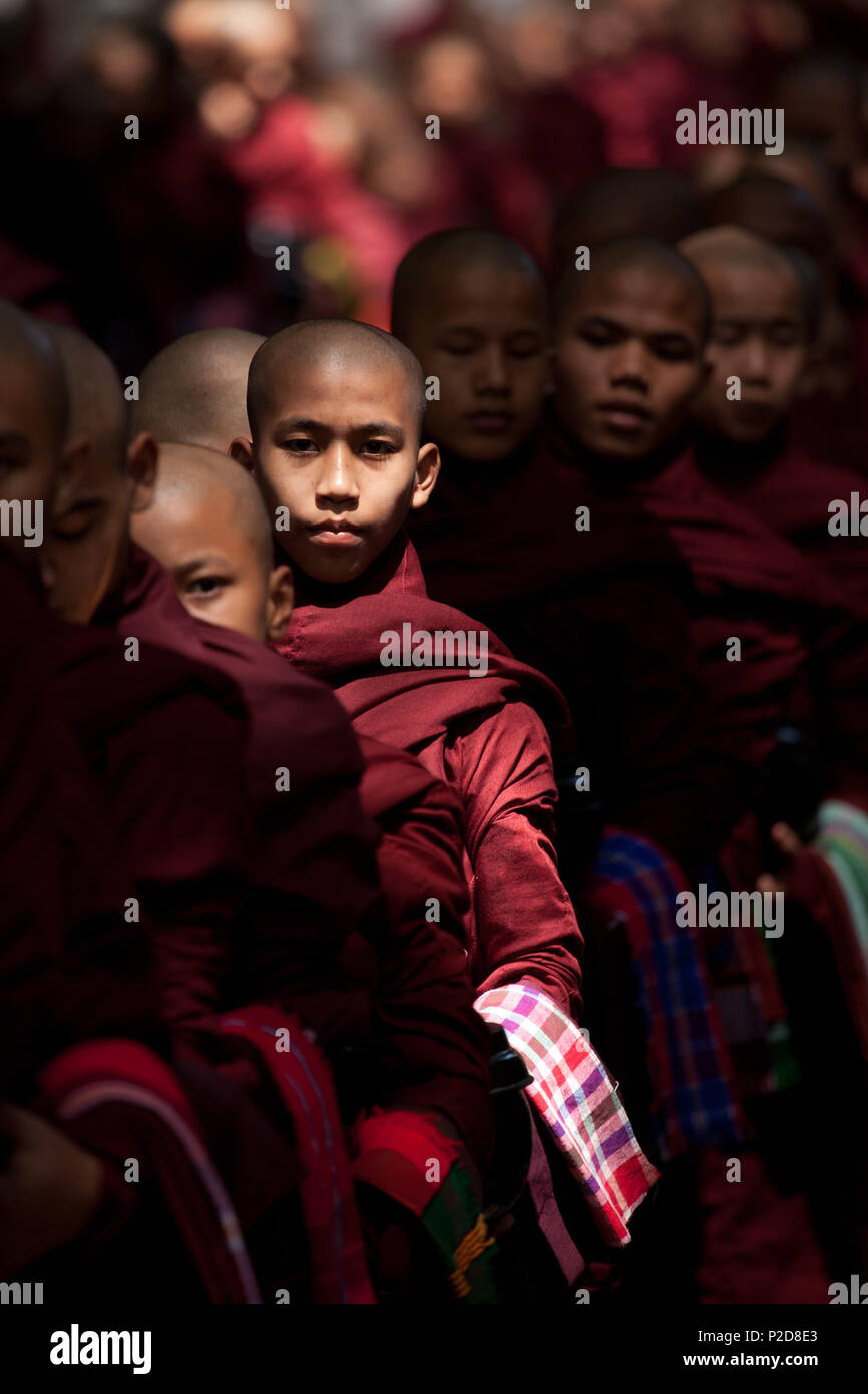 Monks queue hi-res stock photography and images - Alamy
