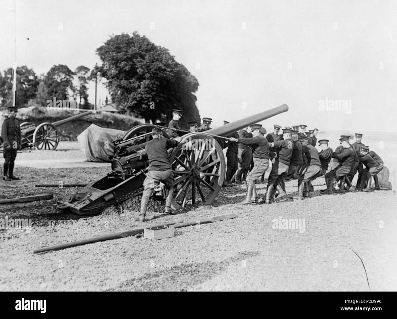 11 Canadian 4.7 inch gun 1915 Stock Photo - Alamy