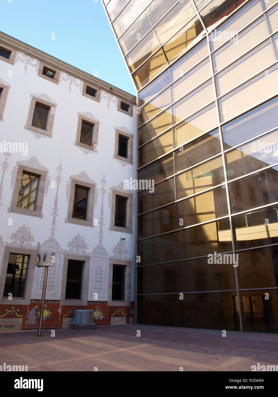 Plaza interior del Centro de Cultura Contemporánea (CCCB) de Barcelona ...