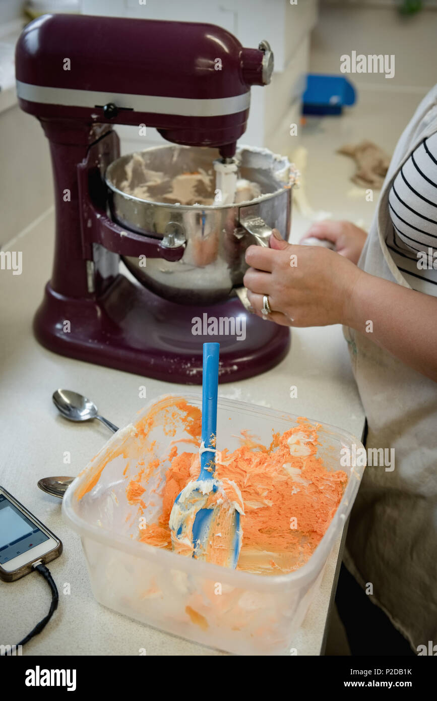 Woman preparing cake in bakery Stock Photo - Alamy