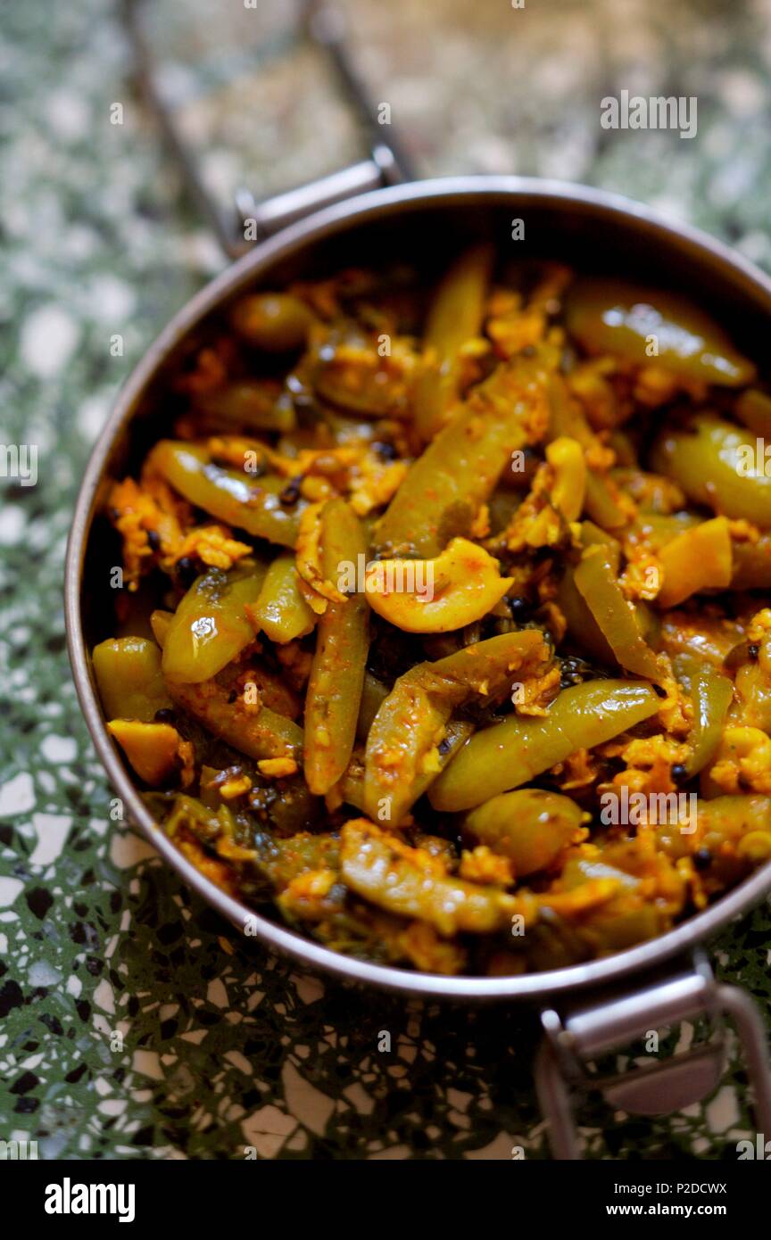 India, state of Maharashtra, Mumbai (Bombay), tiffing box, peanut ...