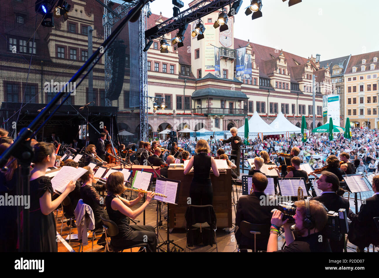 Group singing concert classic hi-res stock photography and images - Alamy