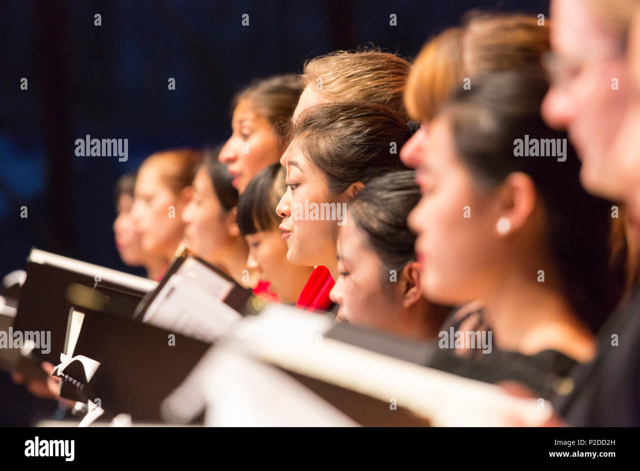 Group singing concert classic hi-res stock photography and images - Alamy