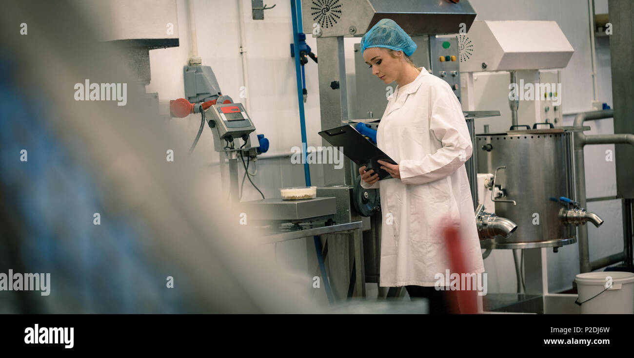 Food manufacturing uniform hi-res stock photography and images - Alamy