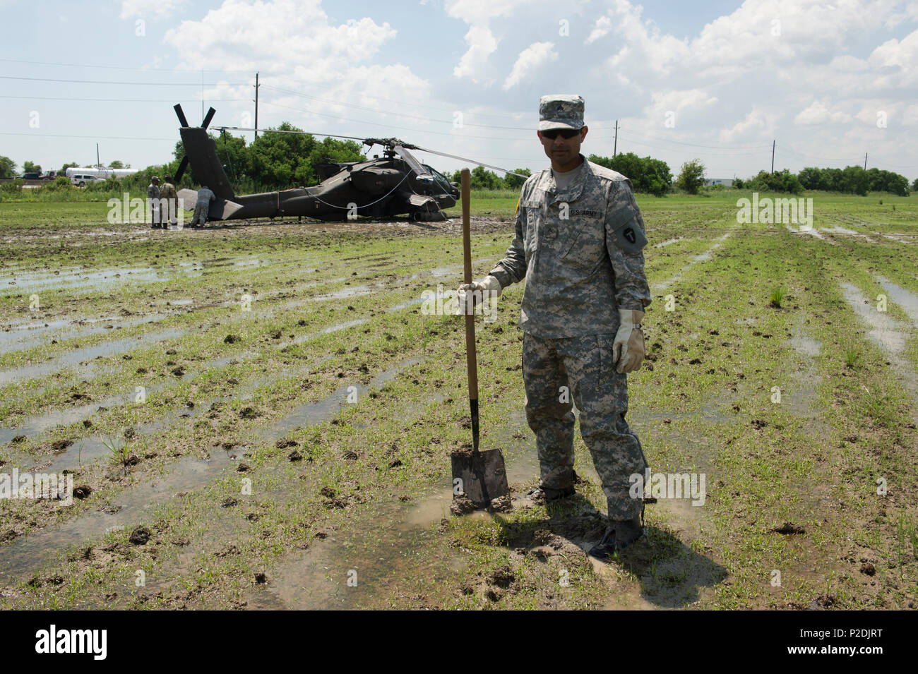 Texas Guardsmen prepare an AH-64D Apache helicopter for recovery ...