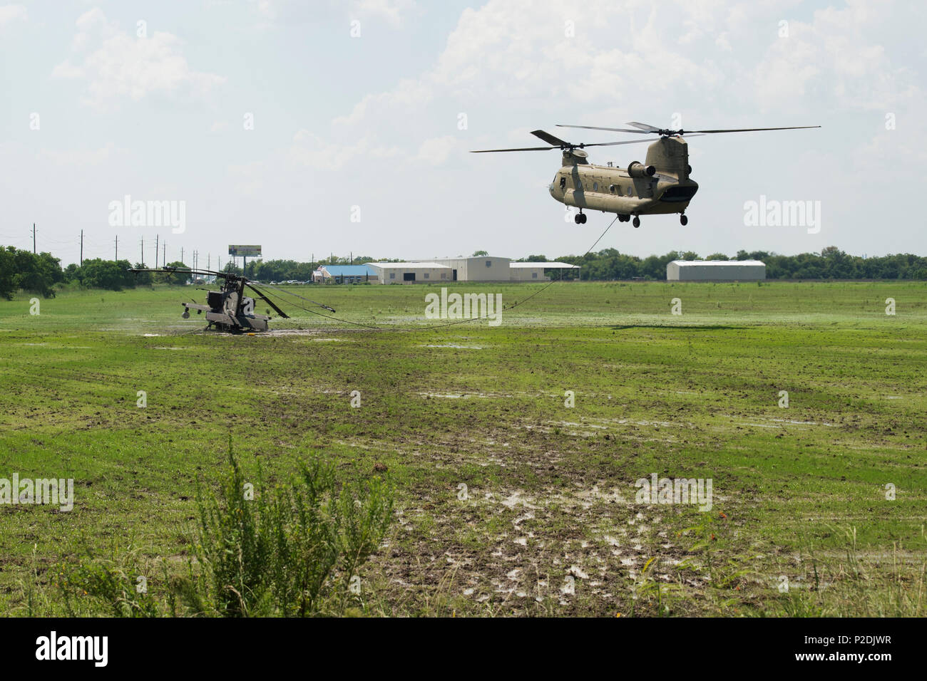 Texas Guardsmen conduct recovery operations of an AH-64D Apache ...