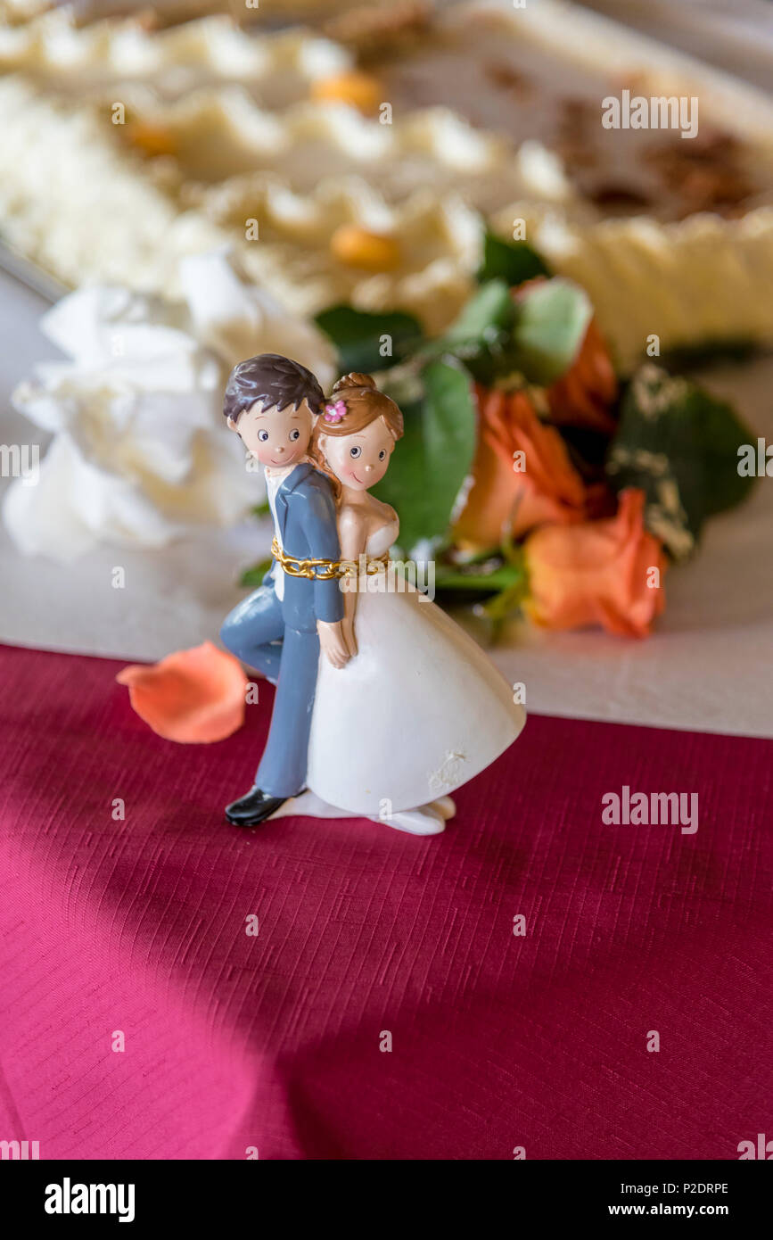 Couple Cake Topper High Resolution Stock Photography and Images - Alamy