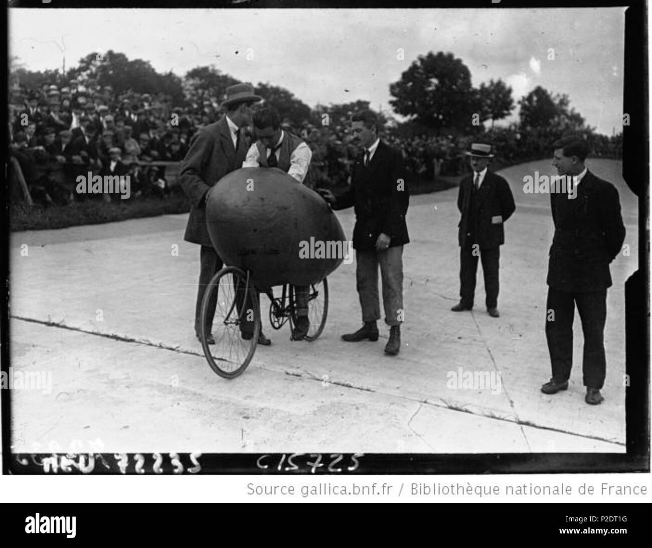 . Français : Rentrée de Berthet avec son vélo-torpille . 19 May 1919 ...