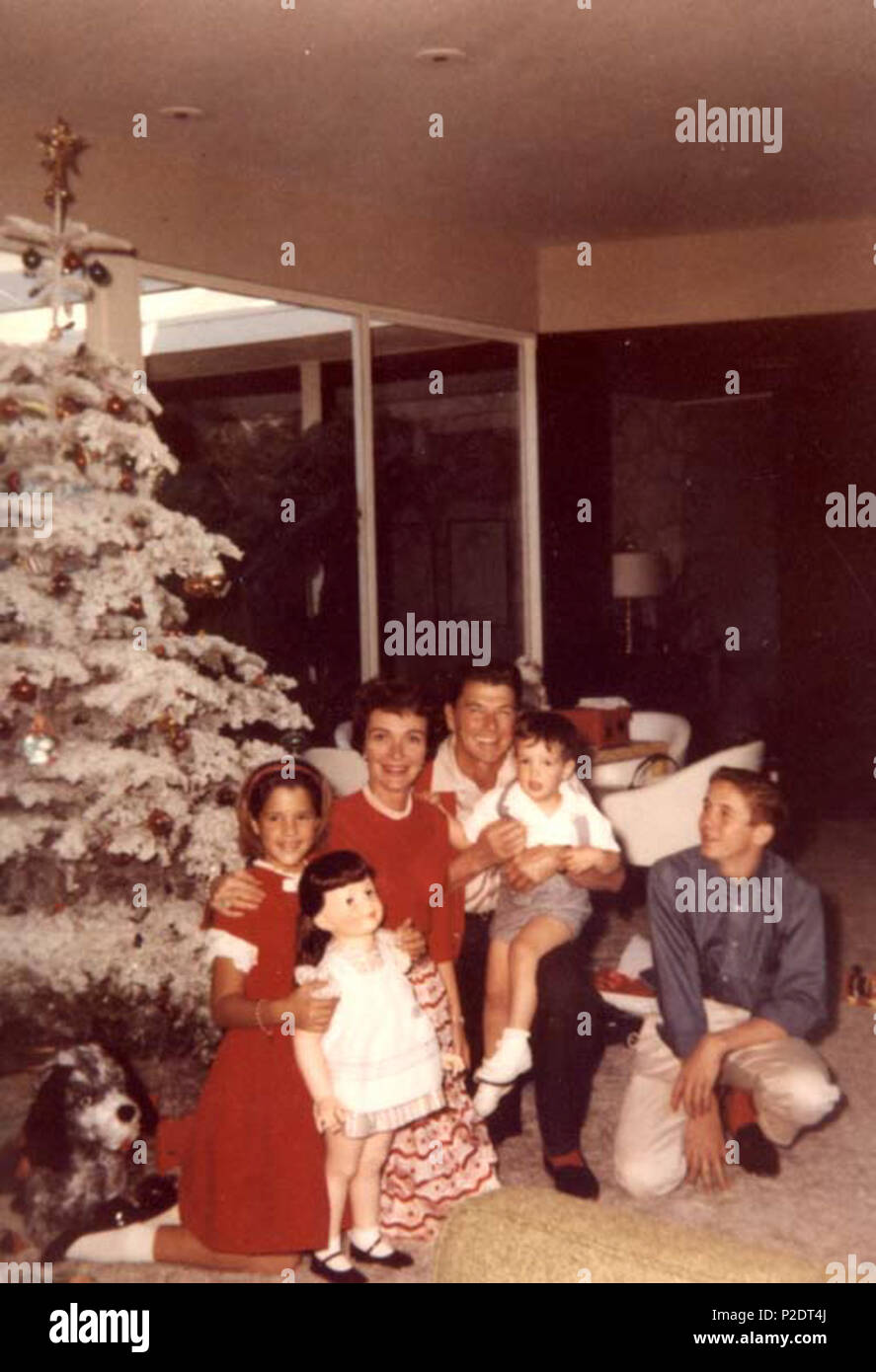 . English: Ronald Reagan, Patti Davis, Nancy Reagan, Ron Reagan and ...