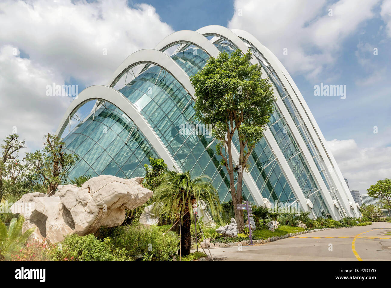 Interior flower dome conservatory gardens hi-res stock photography and ...