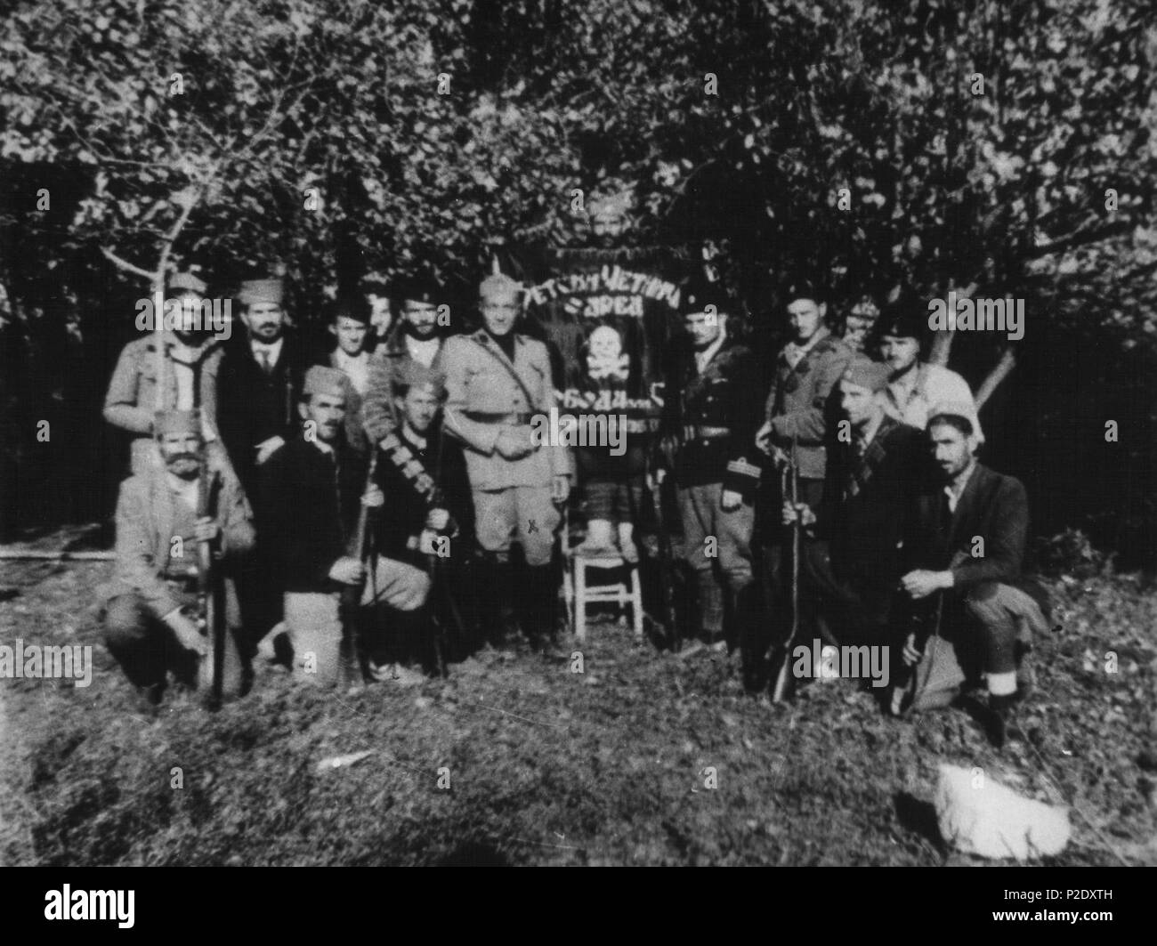 8 Borci Zetskog četničkog odreda sa Italijanima Stock Photo - Alamy