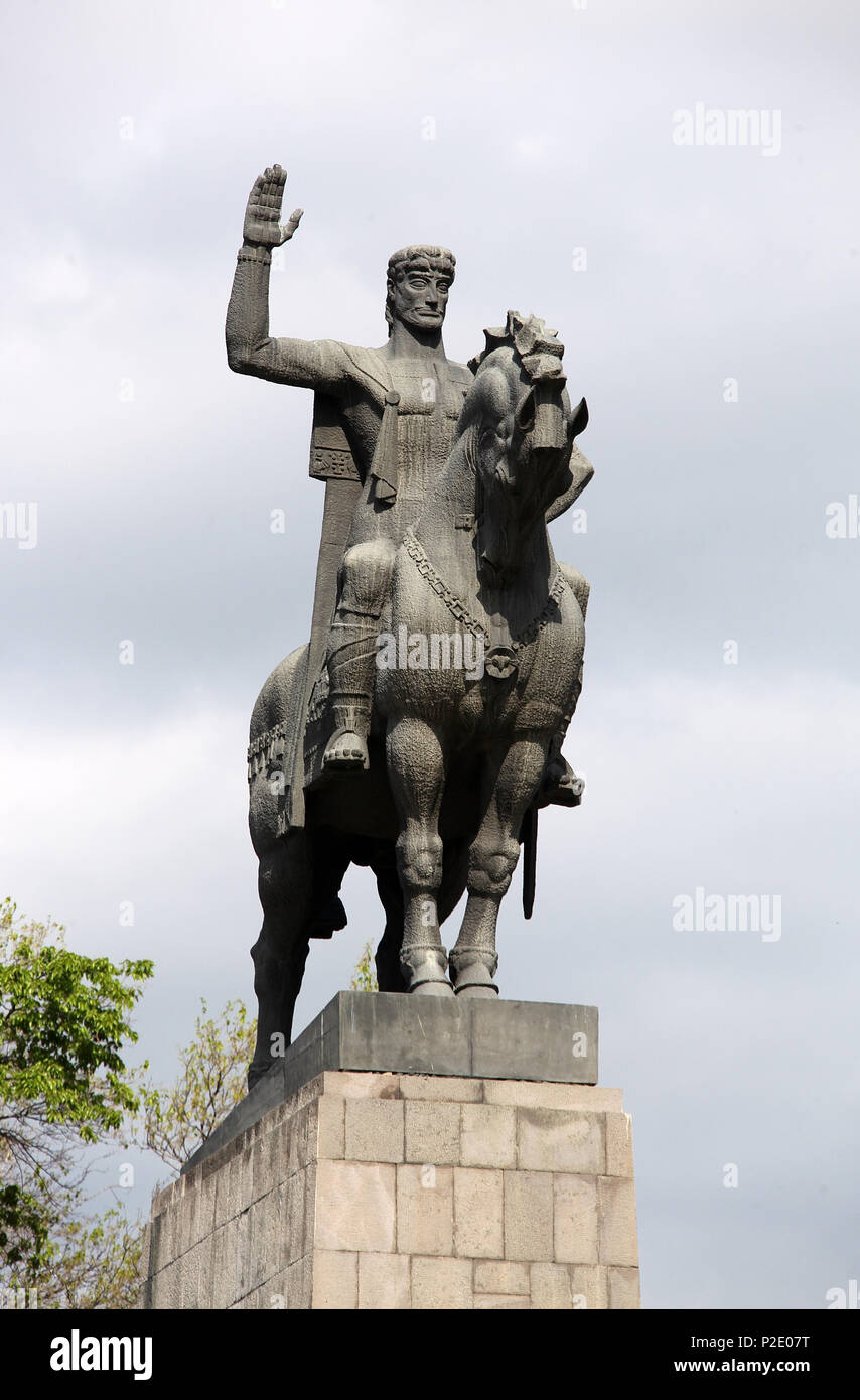 Statue of King Vakhtang in Tbilisi Stock Photo - Alamy