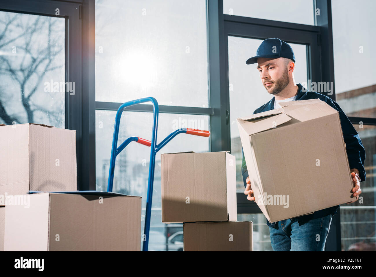 Stacking boxes hi-res stock photography and images - Alamy
