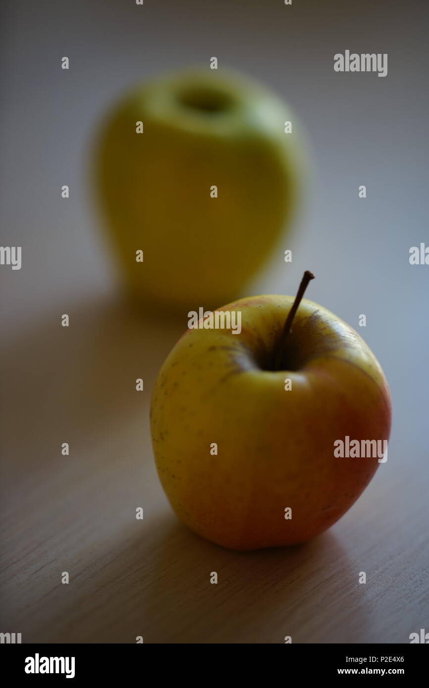 Apples on a table hi-res stock photography and images - Alamy
