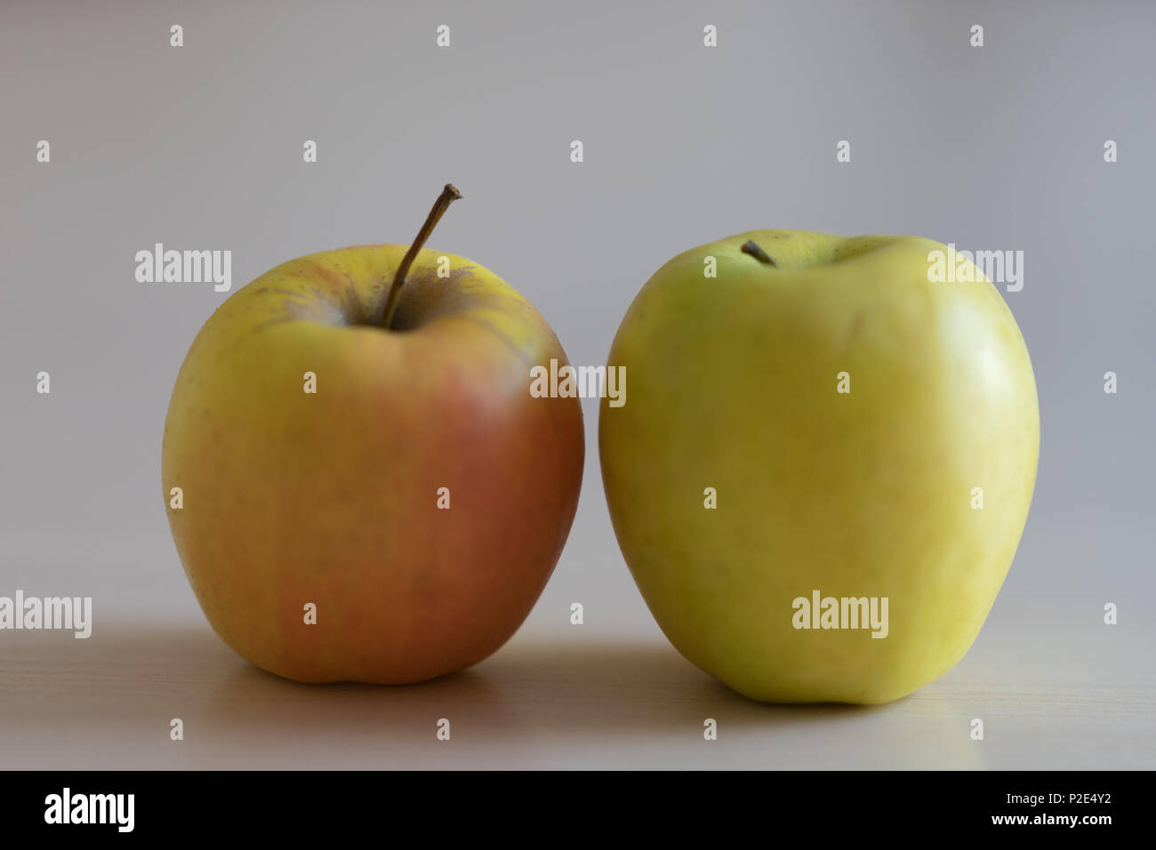 Two apples on a table hi-res stock photography and images - Alamy