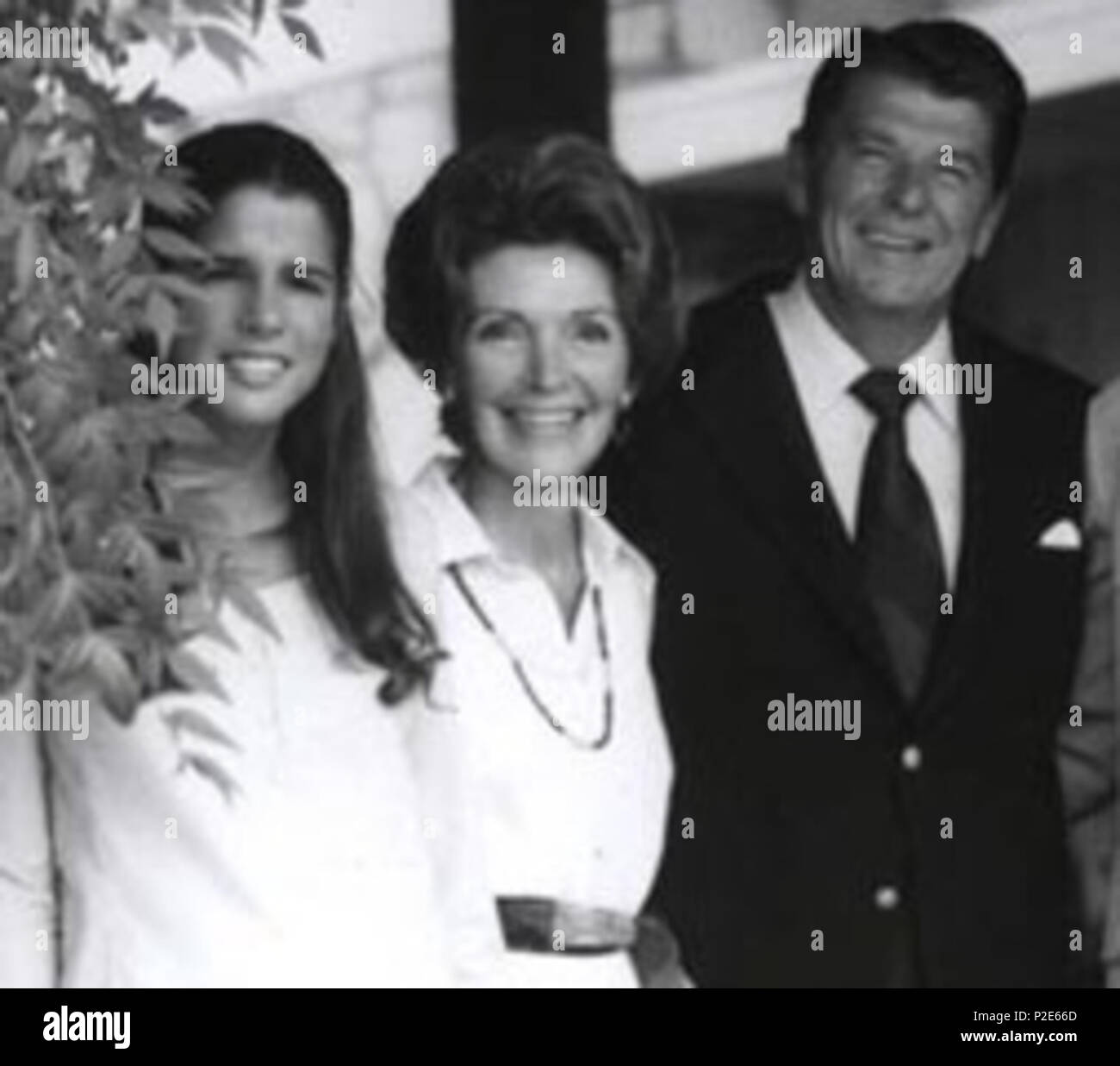 . English: Reagan family . 1976. Unknown 40 Patti Davis with mother and ...