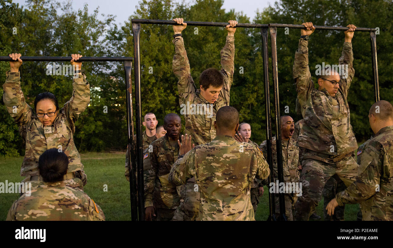 Soldiers attending Basic Combat Training conduct physical fitness ...