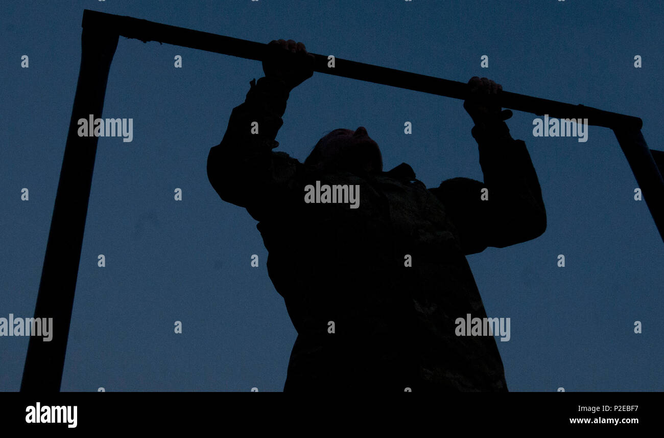 Soldiers attending Basic Combat Training conduct physical fitness ...