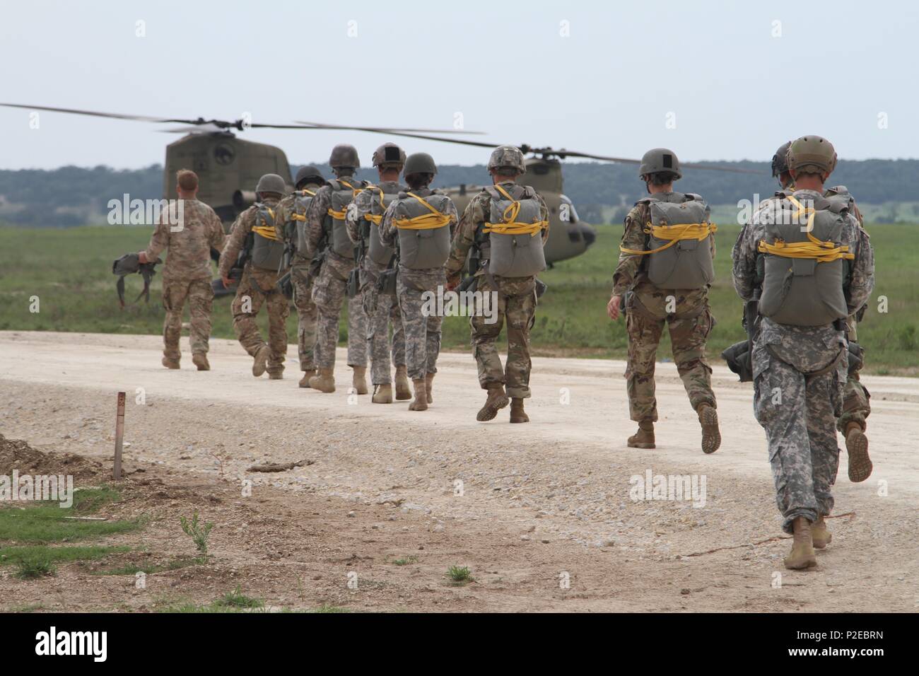 Paratroopers with Delta Company, 52nd Infantry Regiment (Long Range ...