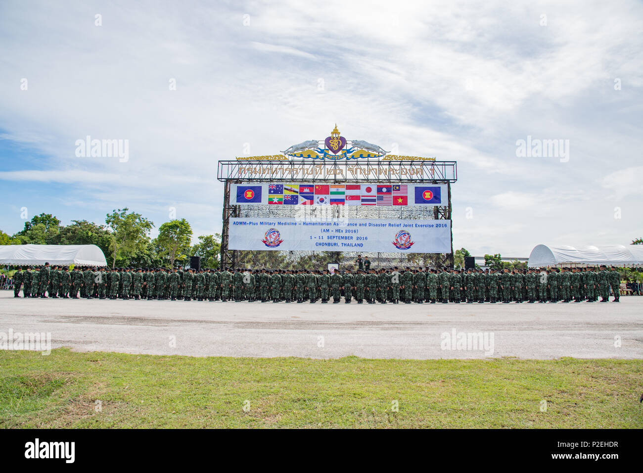 Military circle formation hi-res stock photography and images - Alamy