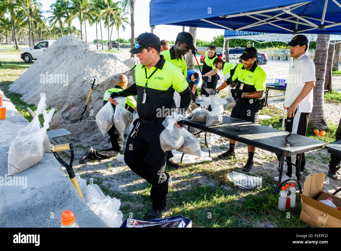 Volunteer helping people flood hi-res stock photography and images - Alamy