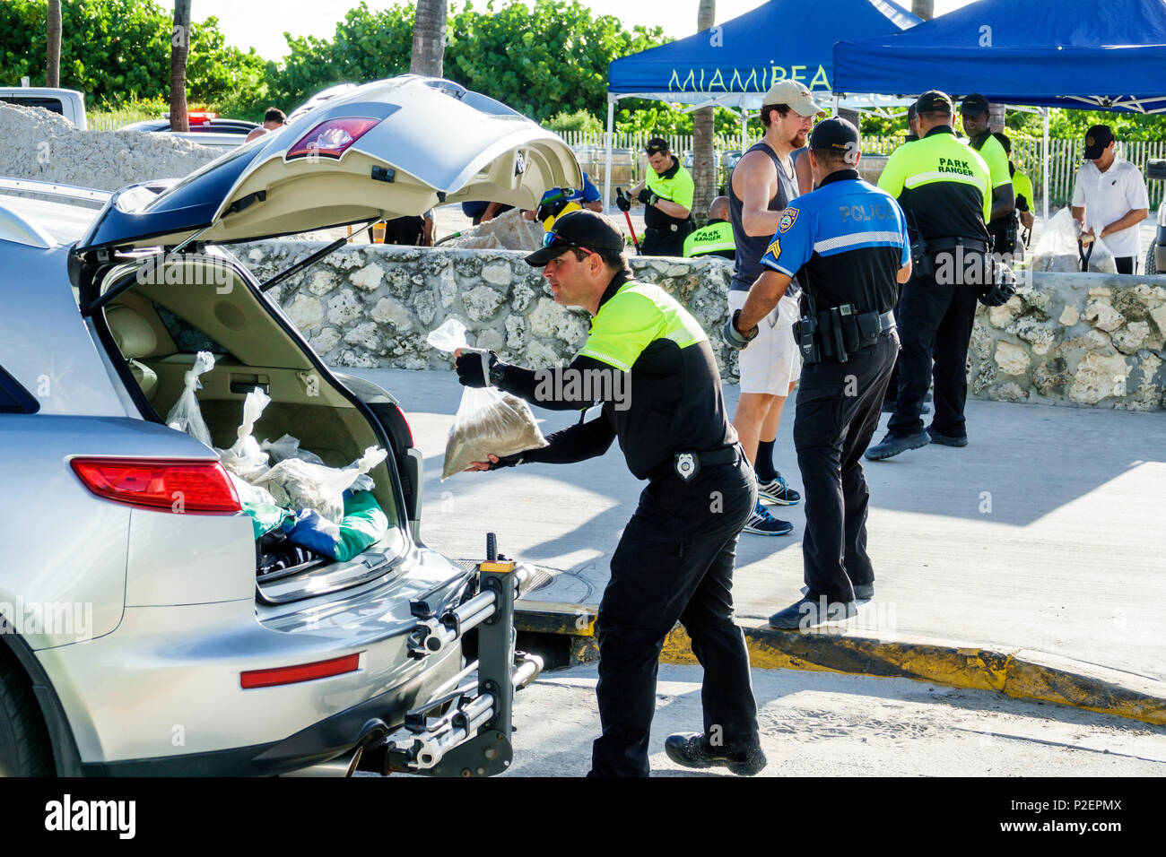 African park rangers hi-res stock photography and images - Alamy