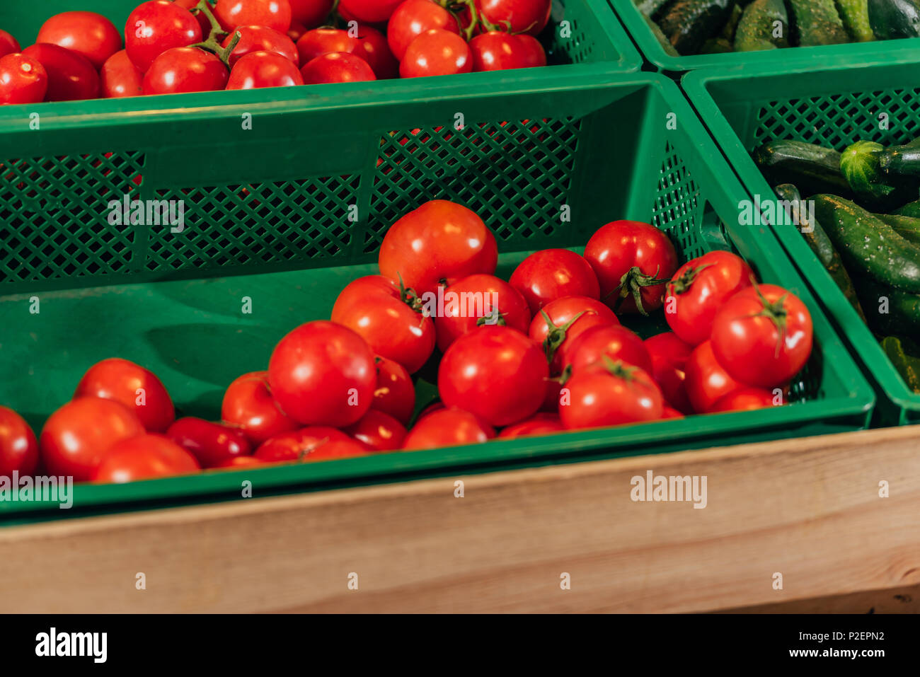 close up view of arranged fresh tomatoes in grocery shop Stock Photo ...