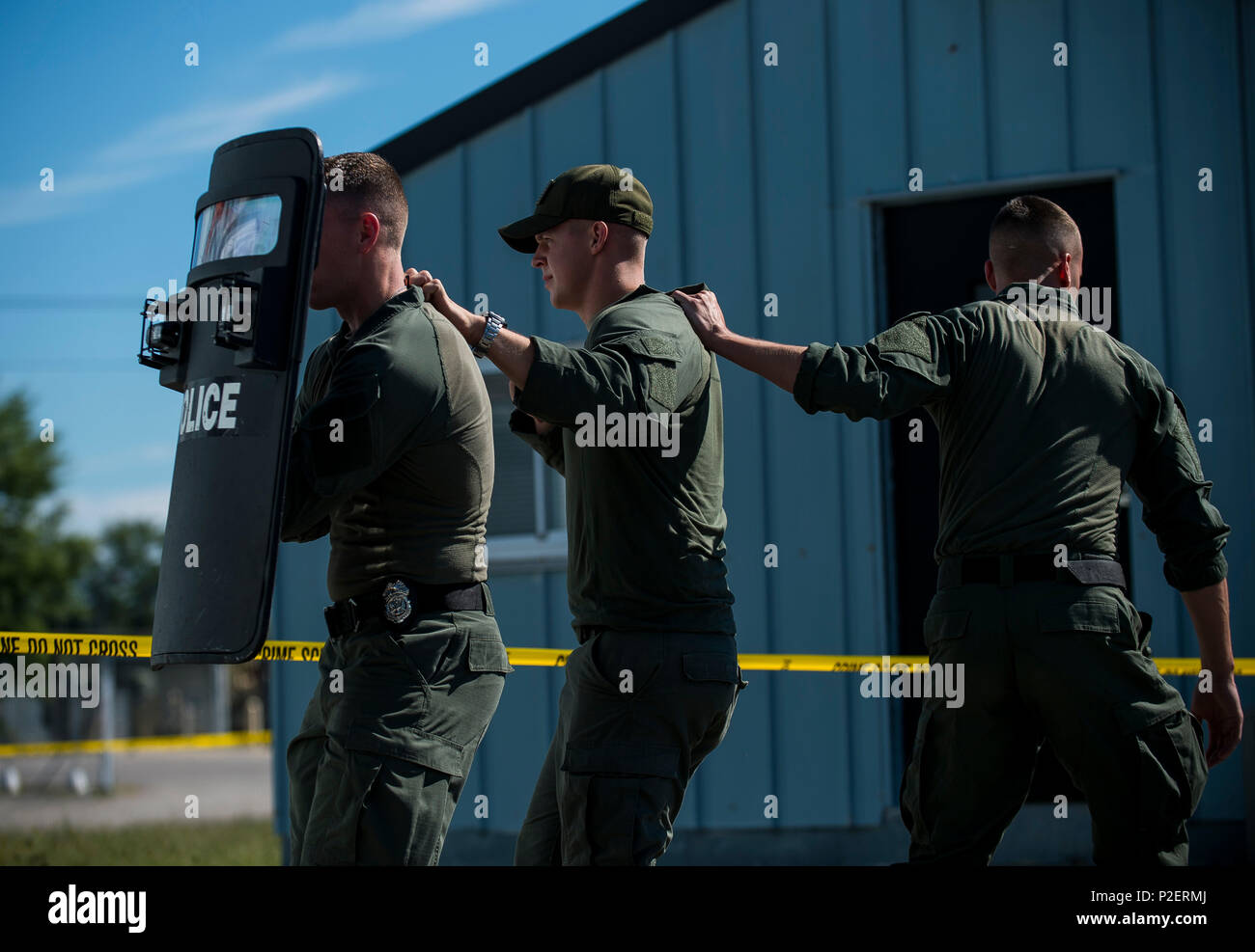 A Special Reaction Team from the Military District of Washington moves ...