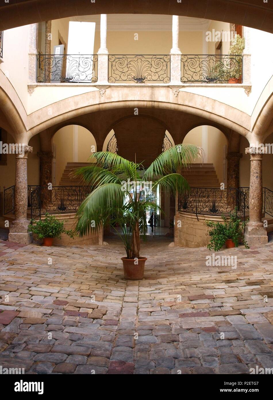 Patio de Can Solleric, construida en 1763, estilo barroco y tradicional ...
