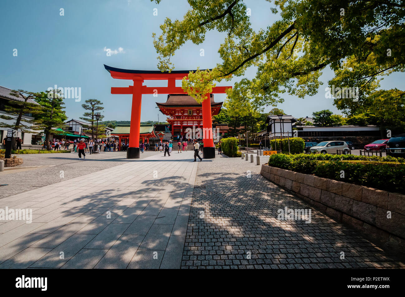 Entrance with big red Torii at Fushimi Inari-Taisha in Kyoto, Japan ...