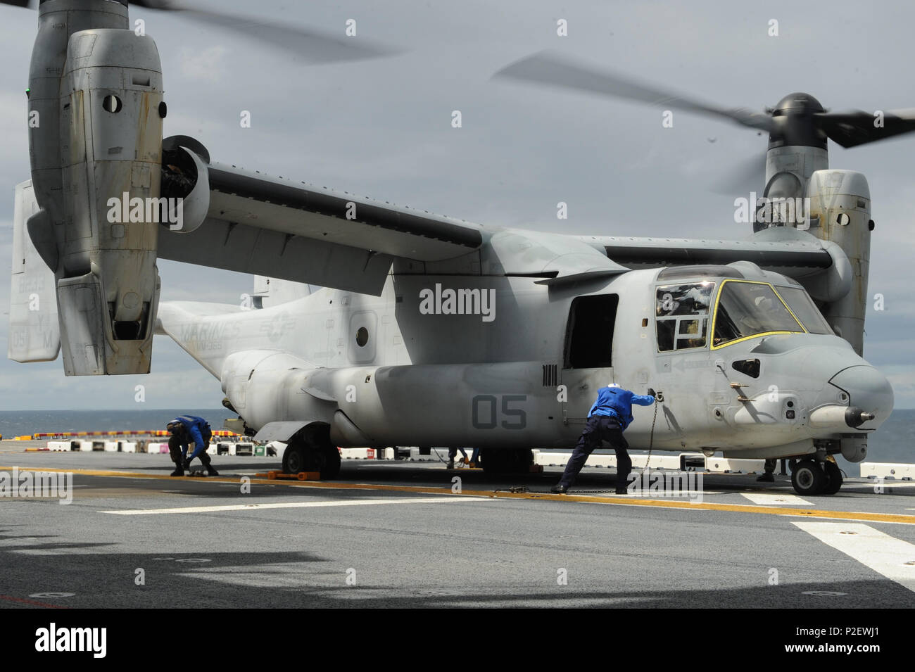 160915-N-HQ940-129 ATLANTIC OCEAN. (Sept. 15, 2016) – Airmen pull ...