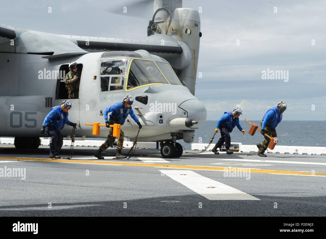 160915-N-HQ940-138 ATLANTIC OCEAN. (Sept. 15, 2016) – Airmen pull ...