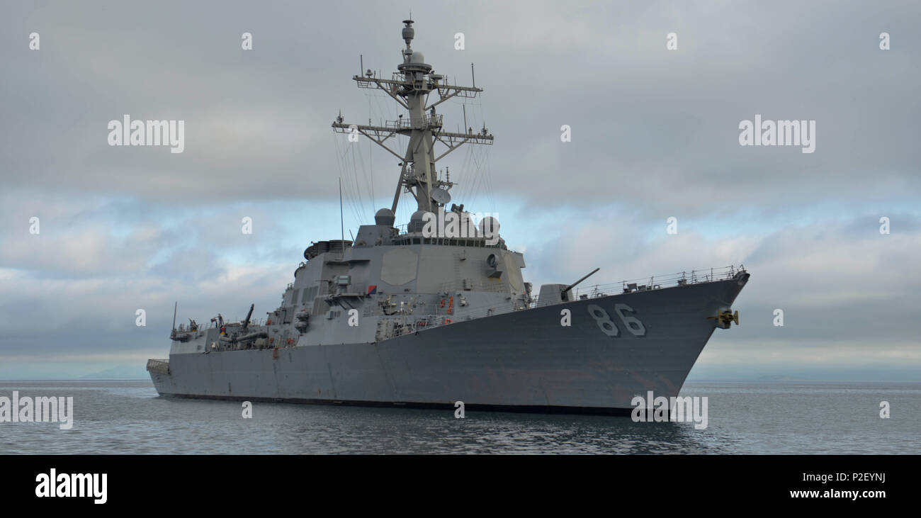 160915-N-UT295-065 STRAIT OF GEORGIA (Sept. 15, 2016) The Arleigh Burke ...