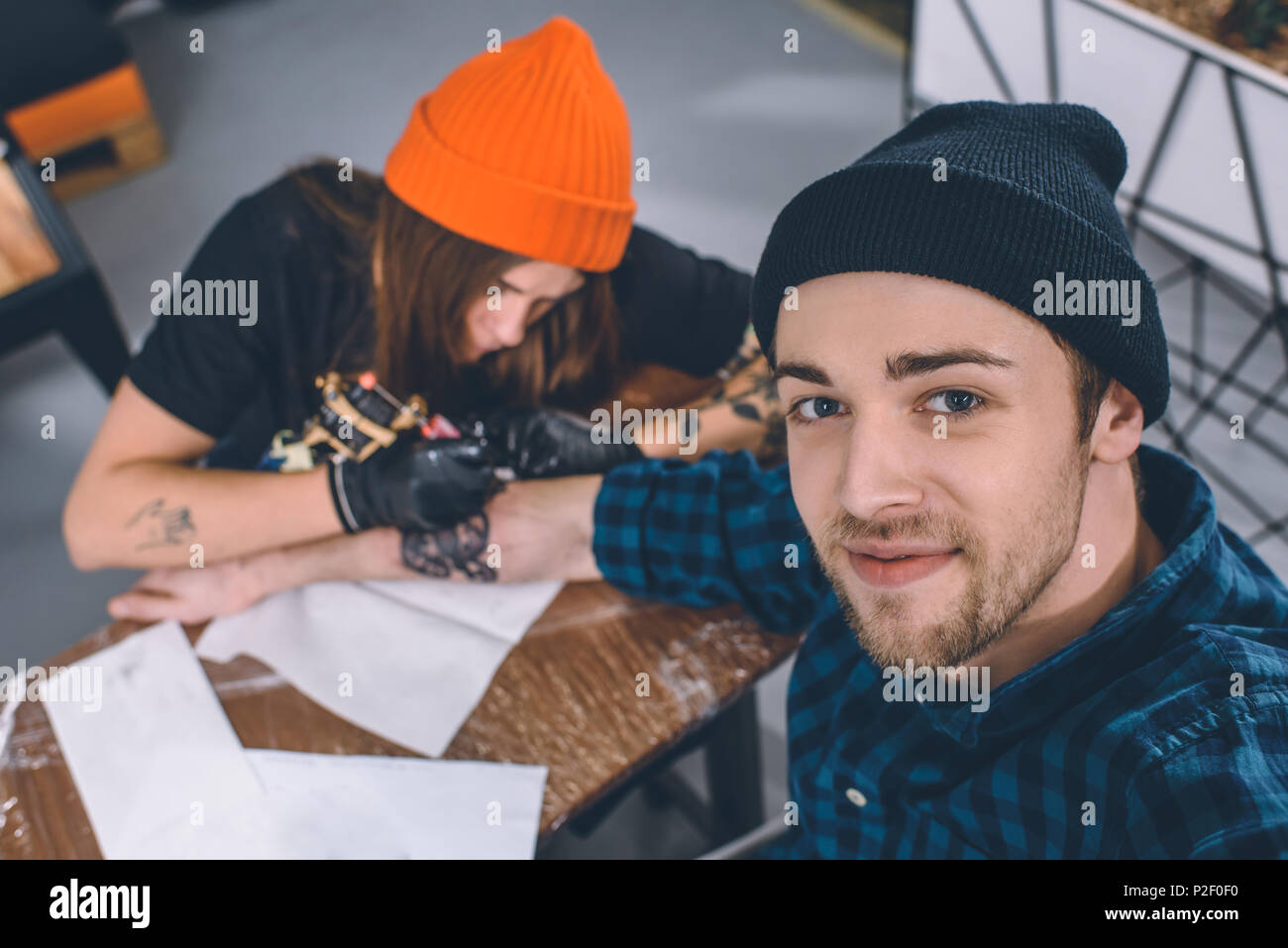 Man tattoo master in salon hi-res stock photography and images - Alamy