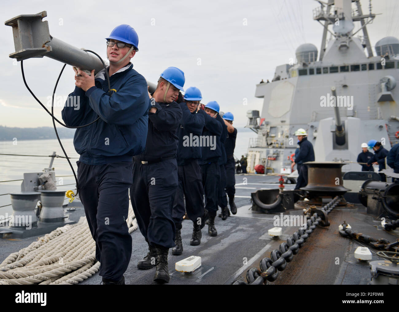 160916-N-UT295-025 EVERETT, Wash. (Sept. 16, 2016) Sailors assigned to ...