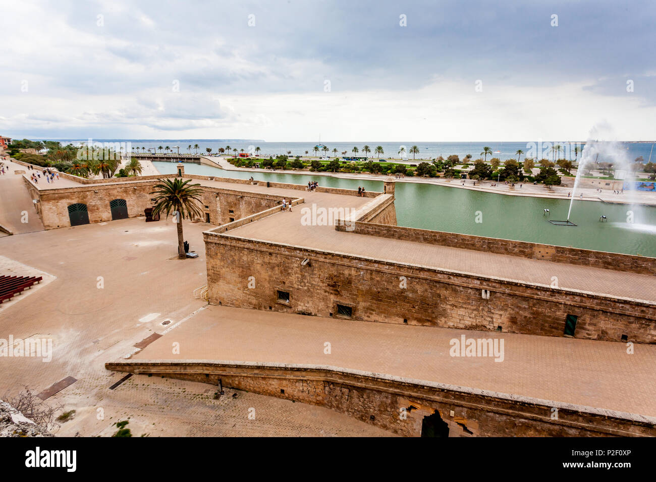 Seawall centre hi-res stock photography and images - Alamy