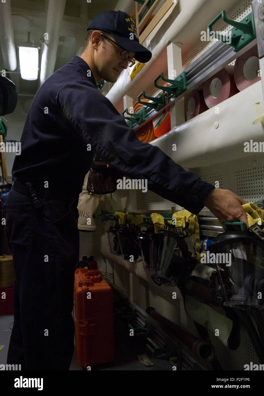 160917-N-HV059-020 NAVAL STATION NORFOLK (Sept. 17, 2016) Hull ...