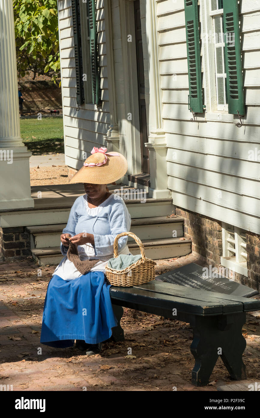Colonial Williamsburg costumed interpreter Stock Photo - Alamy