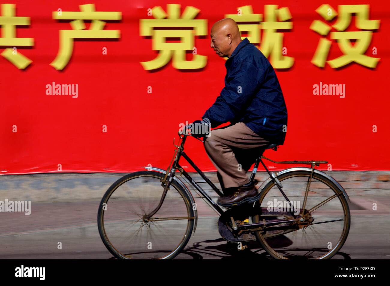 Man on bicycle china hi-res stock photography and images - Alamy