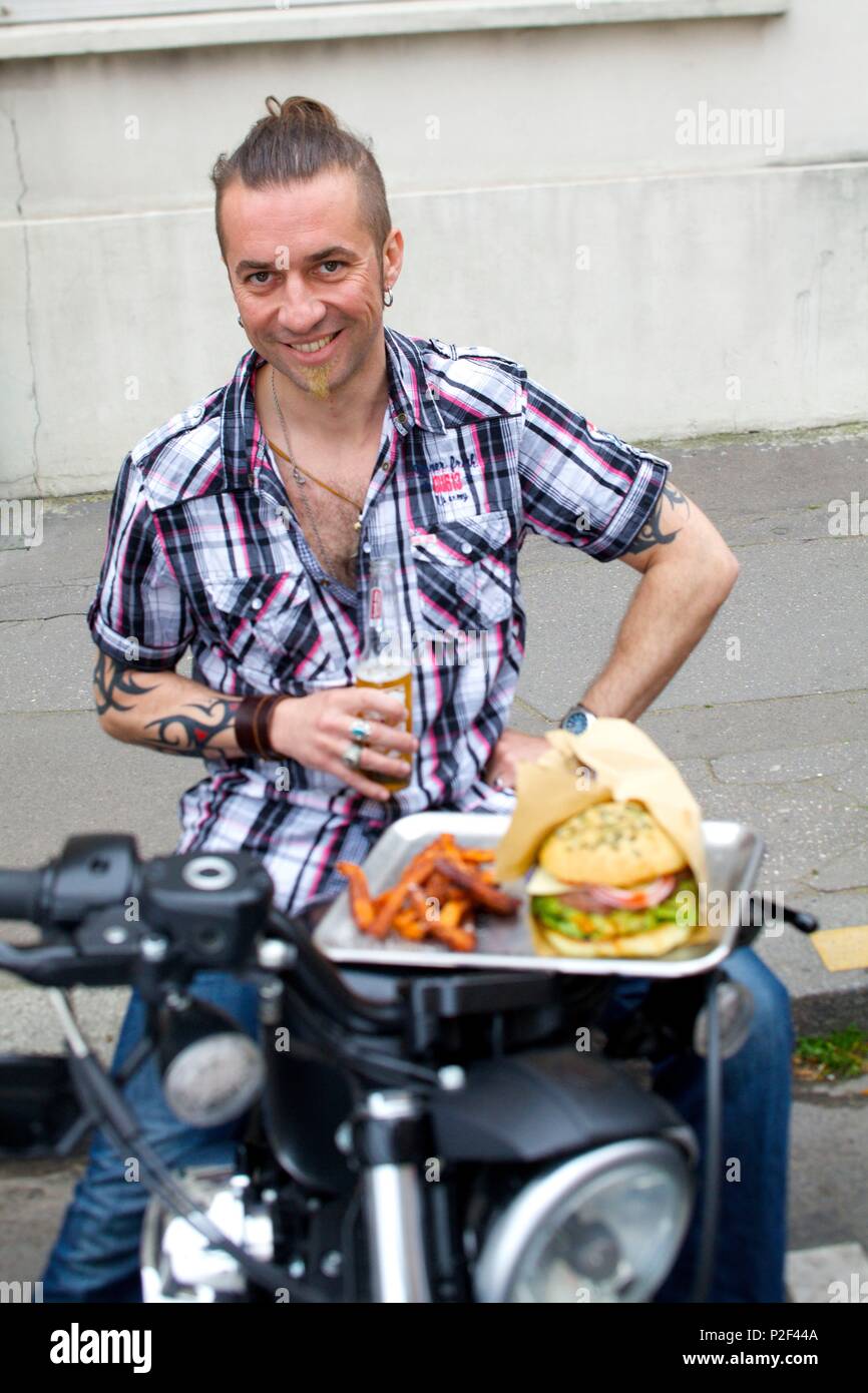Yves burger with avocado and chilli Stock Photo - Alamy