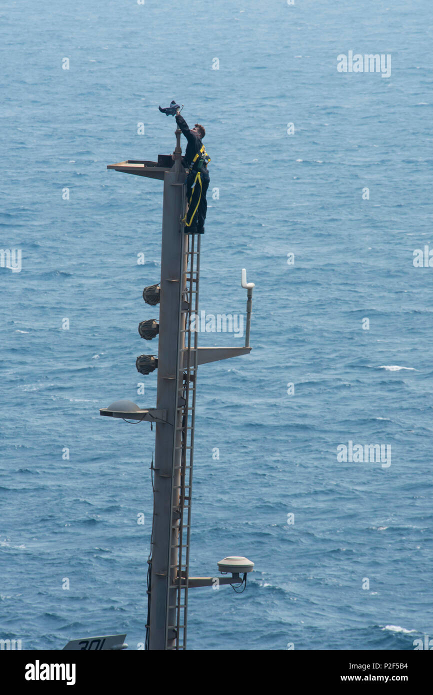 160902-N-QI061-331 ARABIAN GULF (Sep. 2, 2016) Internal Communications ...