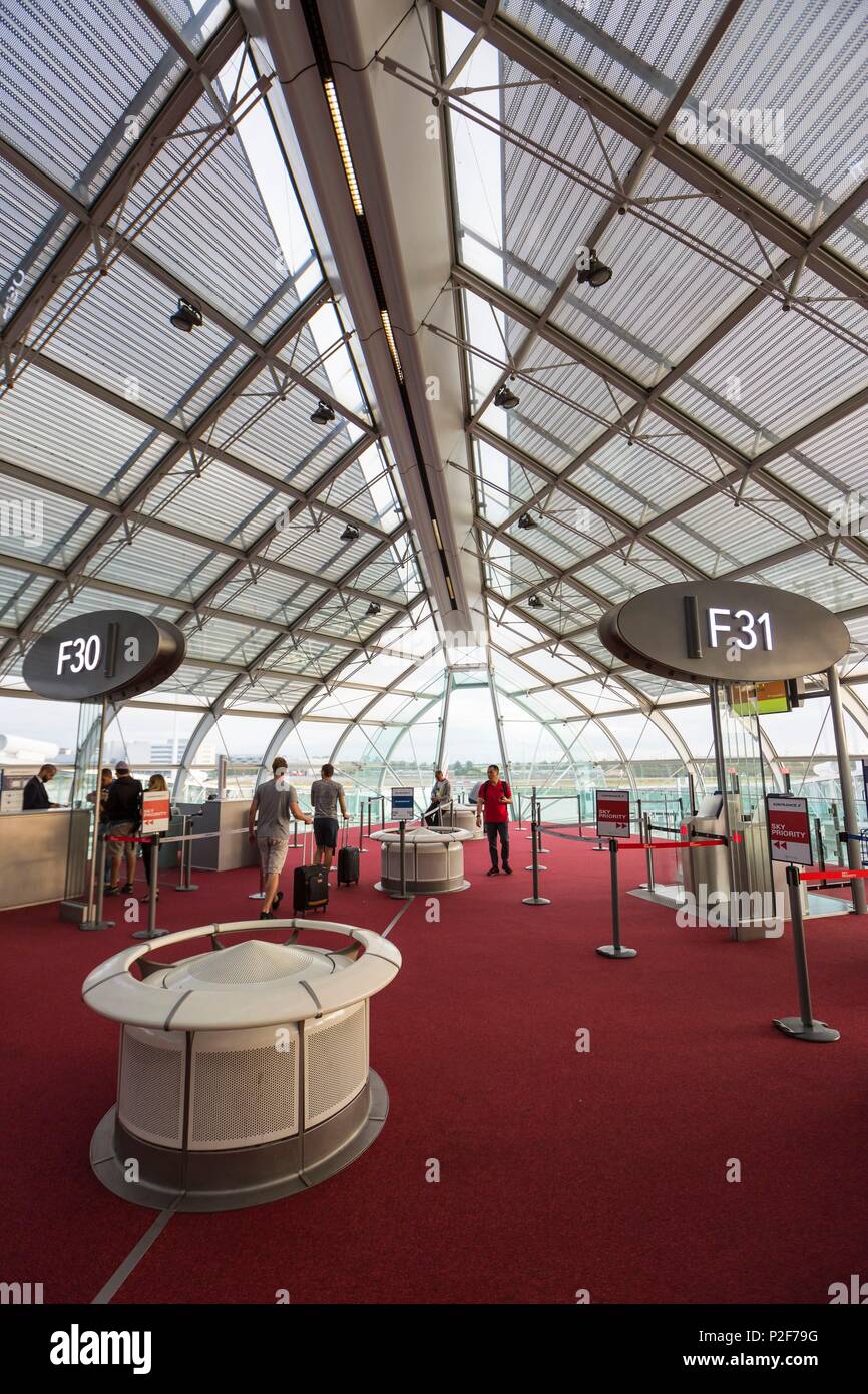 Terminal en roissy charles de gaulle hi-res stock photography and ...