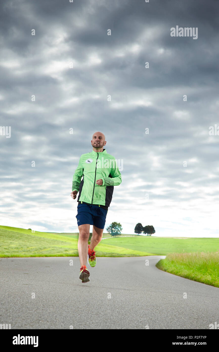 Long distance runner hi-res stock photography and images - Alamy