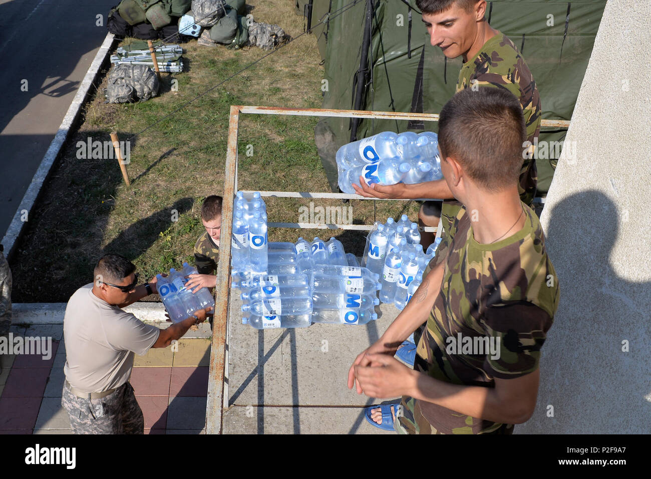 Many hands make light work as North Carolina National Guard Soldiers ...